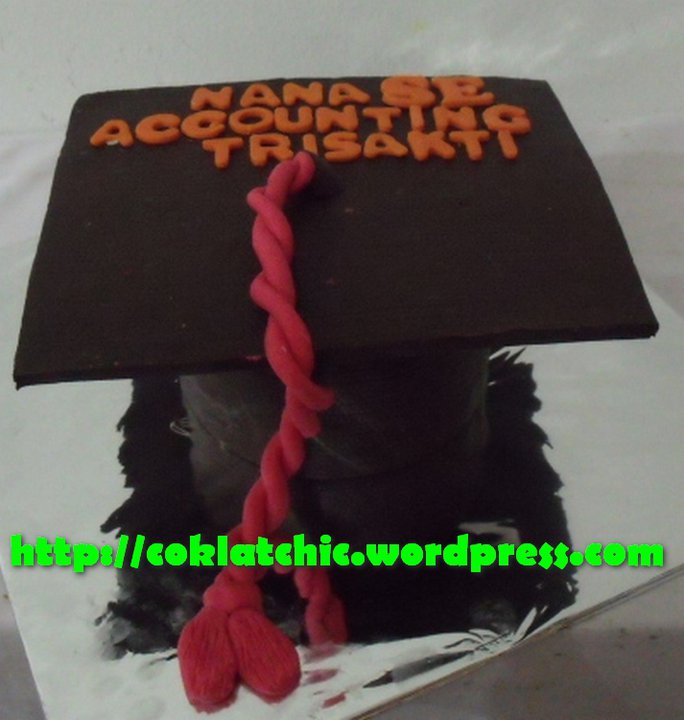 Cake topi toga – NANA – COKLATCHIC CAKE Est.2004