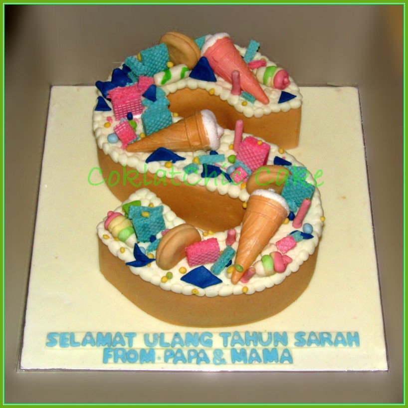 Cake dengan model Huruf Custom – SARAH – COKLATCHIC CAKE Est.2004